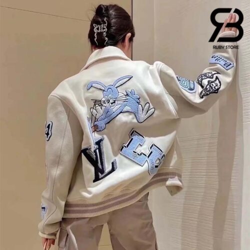 Áo LV 22FW Multi-Patches Mixed Leather Varsity Blouson trắng kem best quality